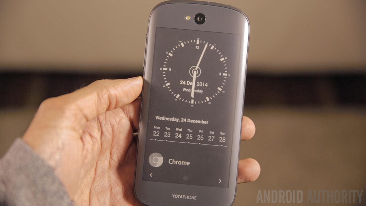 Color E-Ink screen or normal display? This dual-screen phone offers both.