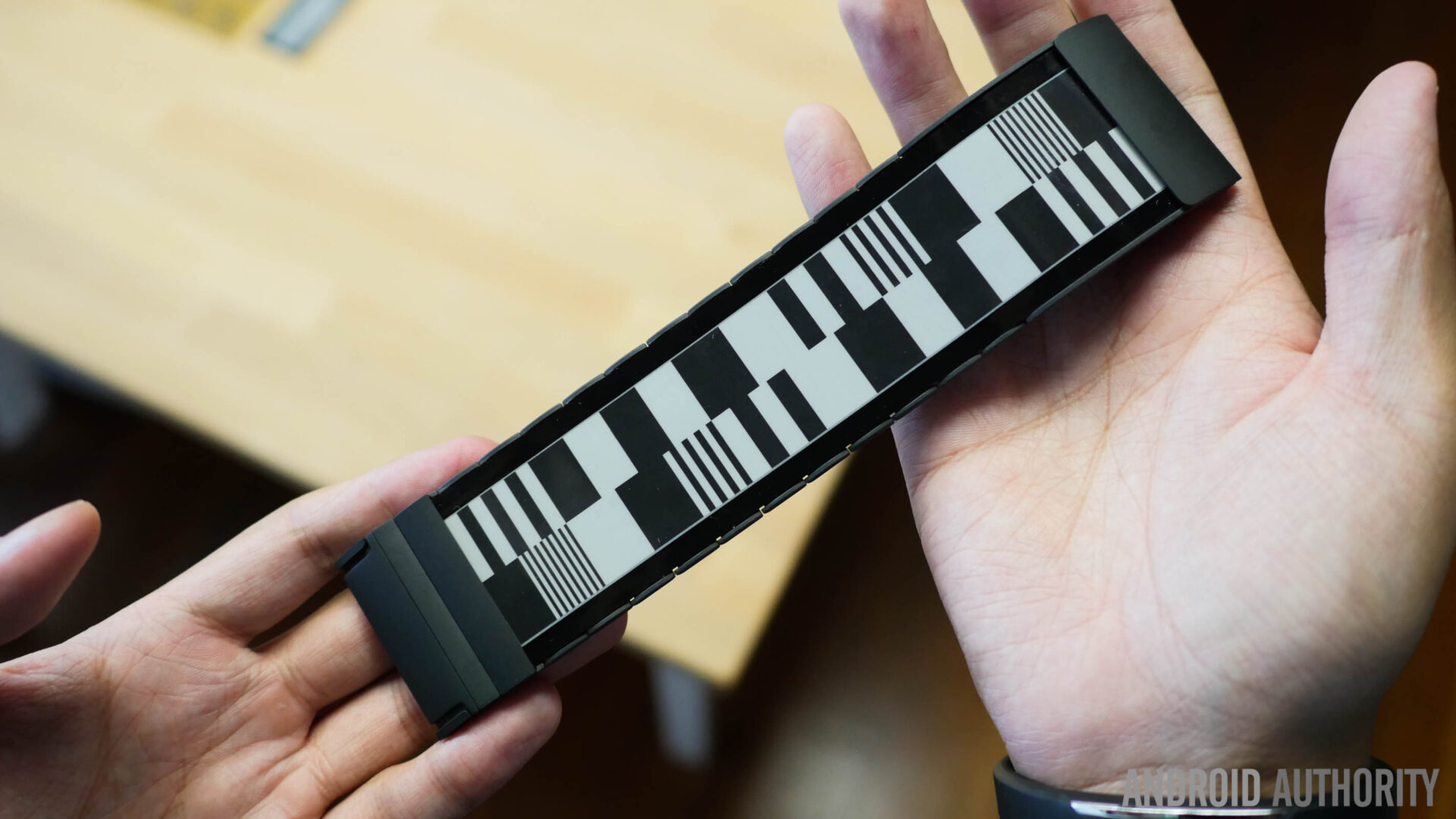 Video: Wove band puts a truly flexible e-ink display on your wrist