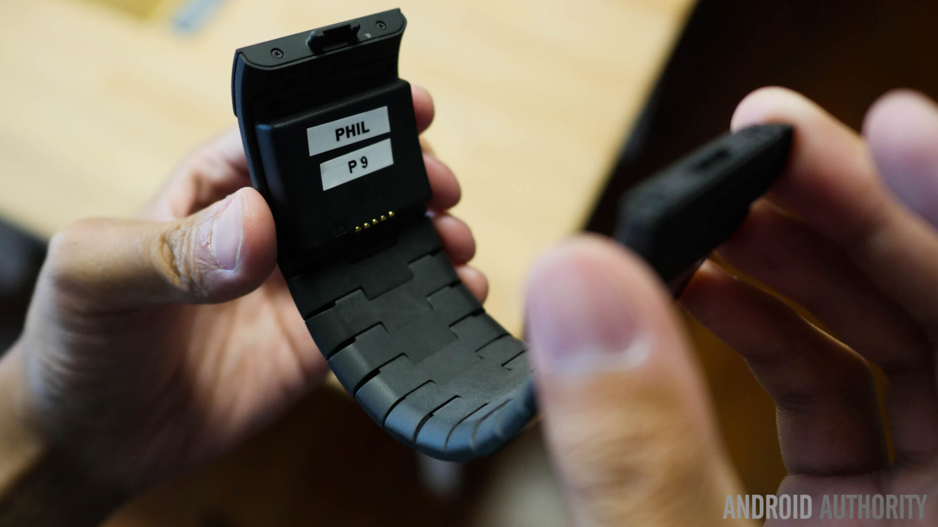 Video: Wove band puts a truly flexible e-ink display on your wrist