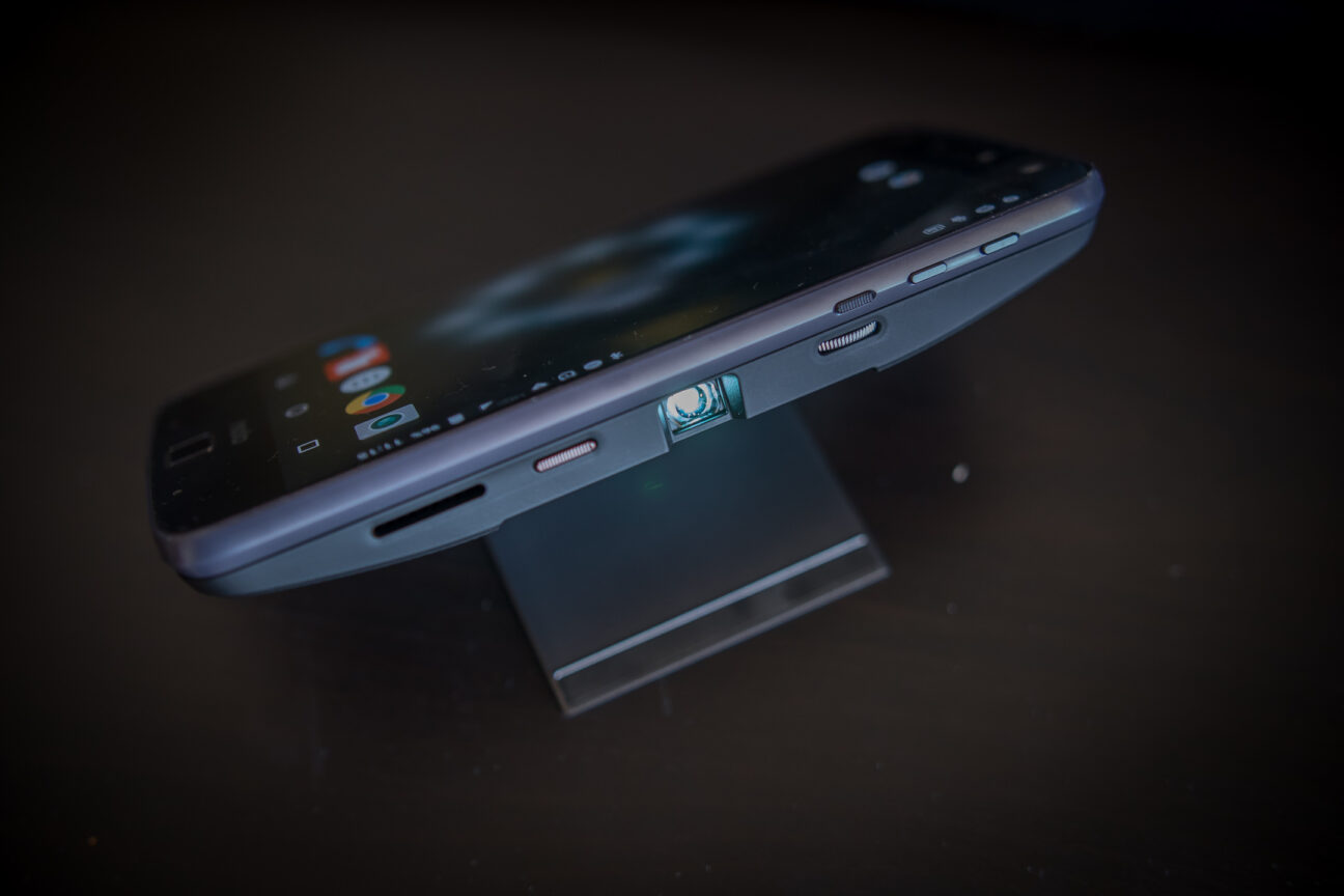 Deal: Buy any Moto Mod from Verizon, get the Insta-Share Projector Moto ...