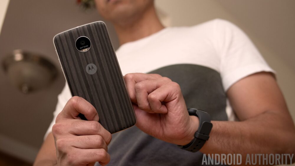 Moto Z Play and new Hasselblad Mod with 10X optical zoom announced ...