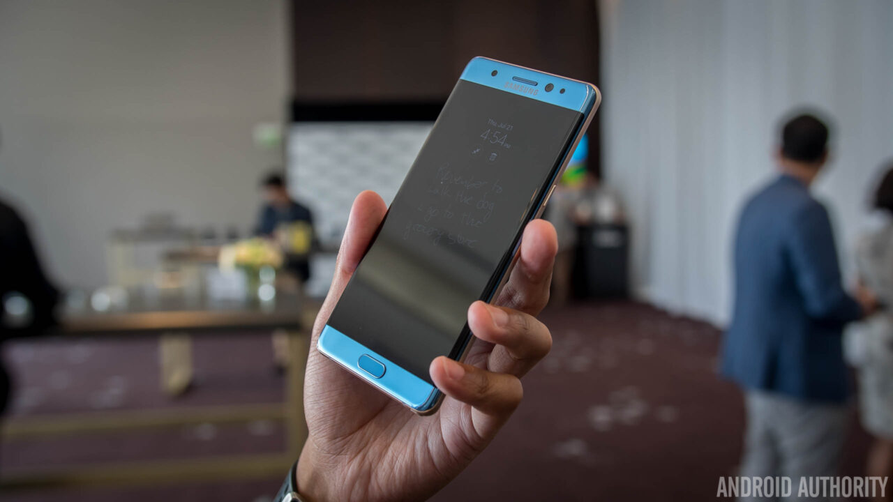 Samsung might do away with the flat-screen Galaxy S