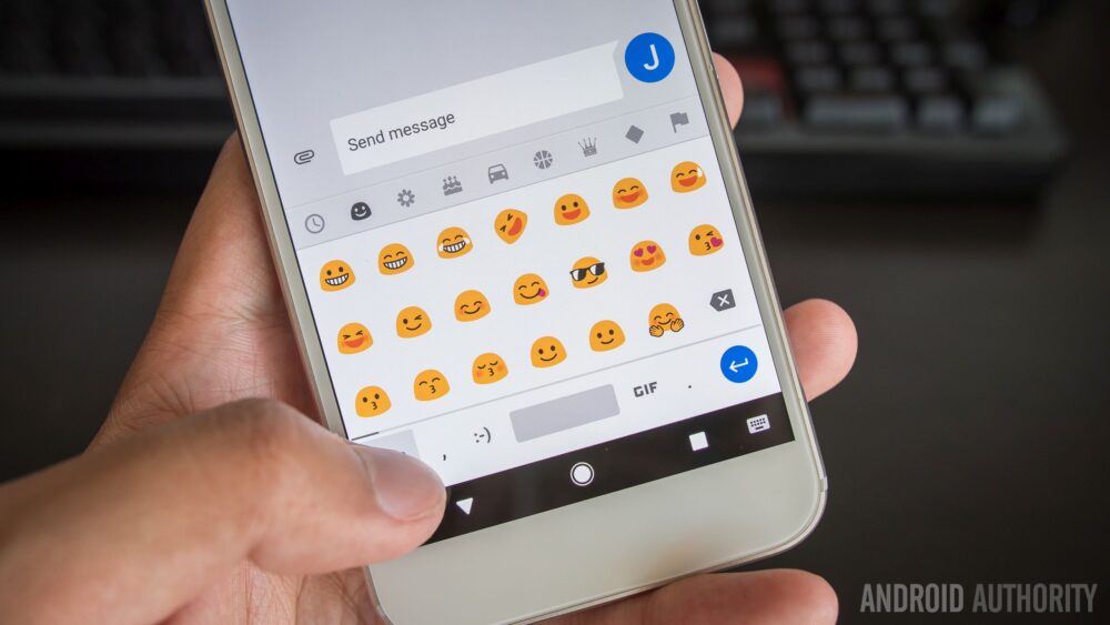 Android 7.1 adds GIF support on Google's Messenger app with keyboard