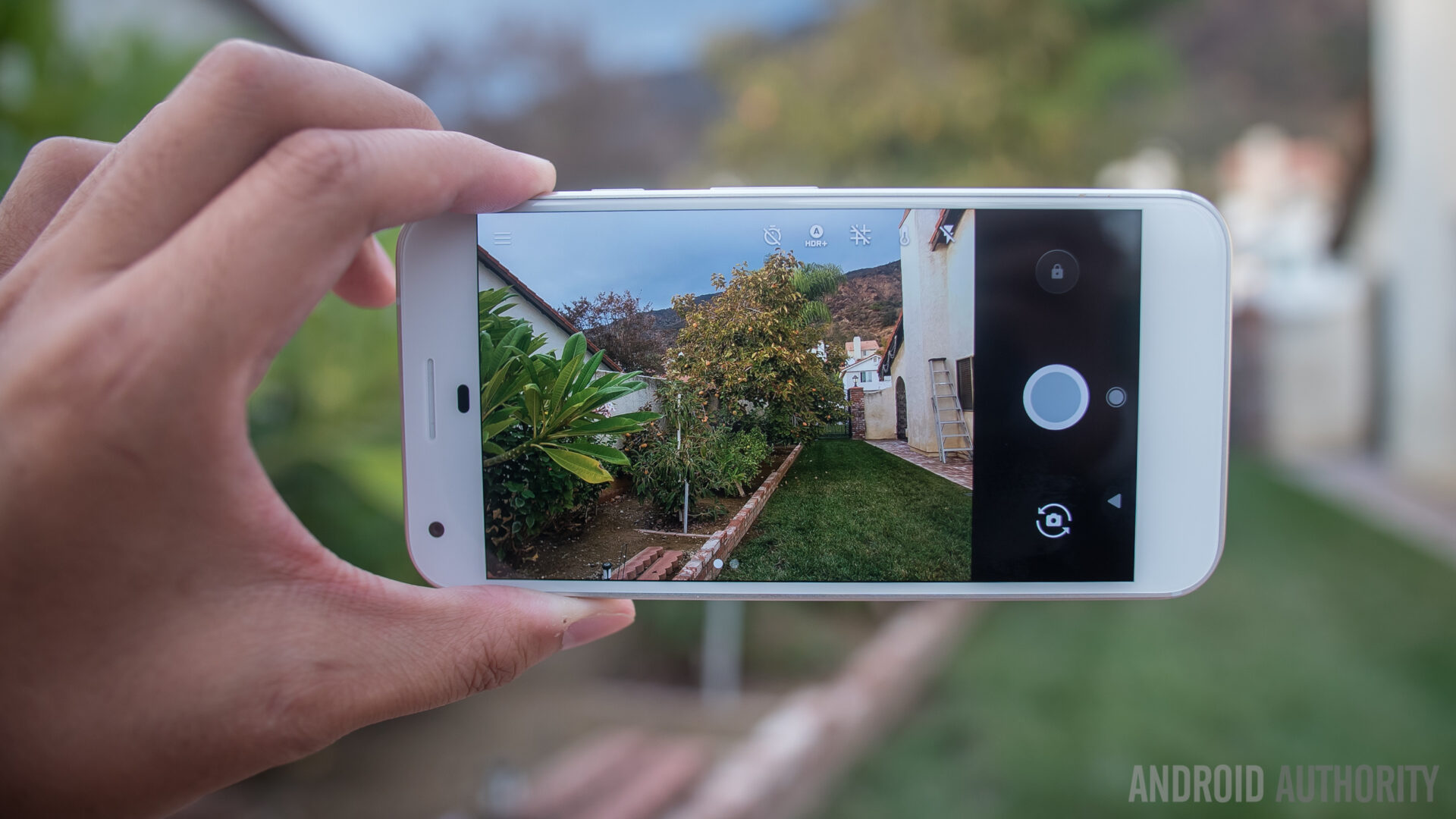 Google Camera v4.4 update introduces double-tap to zoom, new buttons