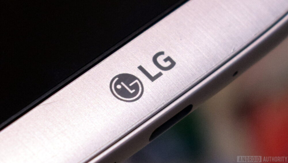LG continues to dominate large panel market, eyes mobile OLED displays