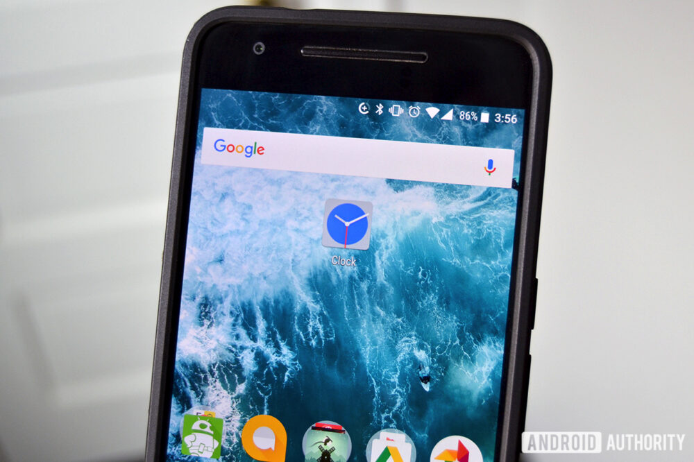 Google's Clock app gets a darker theme and new icon [Diving into ...