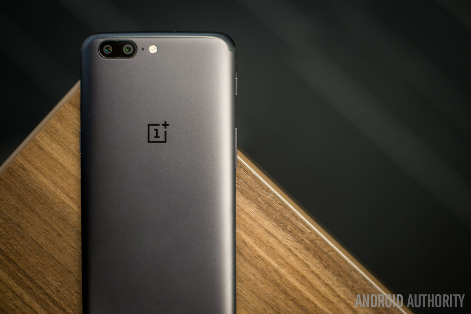 OnePlus 5 vs Apple iPhone 7 Plus: quick look - Android Authority