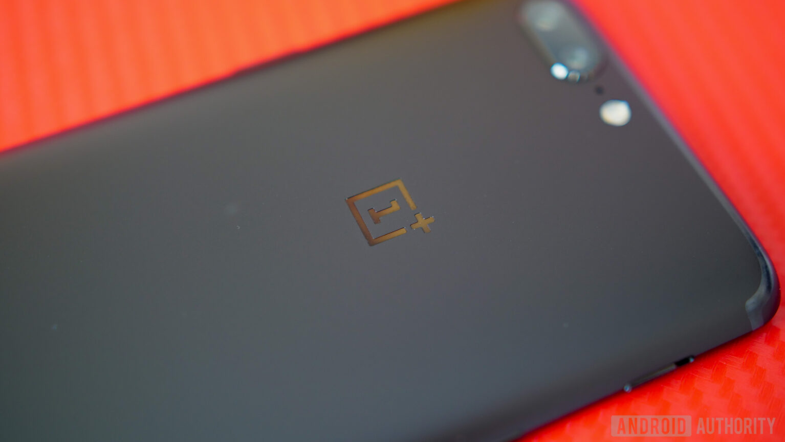 OnePlus rolling out software update to fix OnePlus 5's 911 rebooting ...