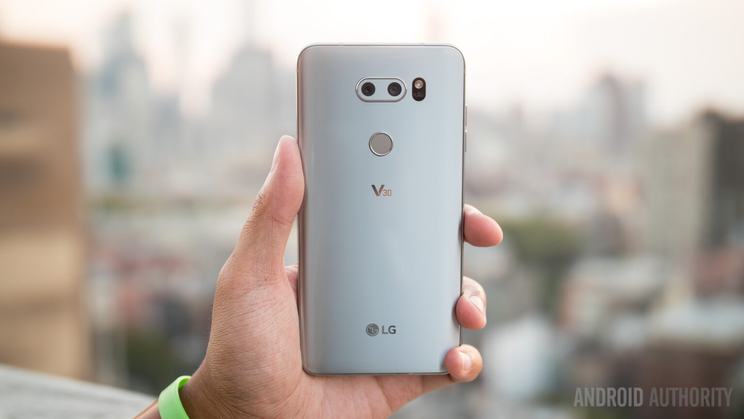The LG V30 could come with a Daydream View VR Headset