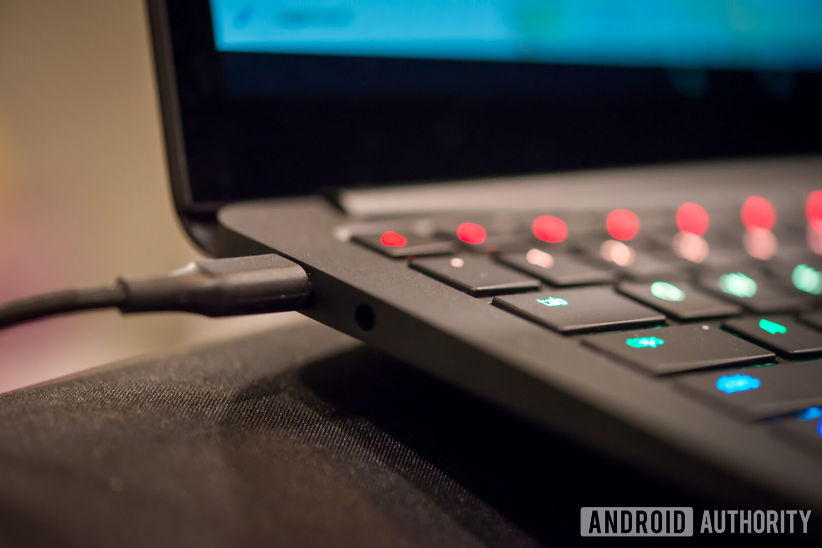 Razer Project Linda hands-on: Your Razer Phone becomes the brain of ...