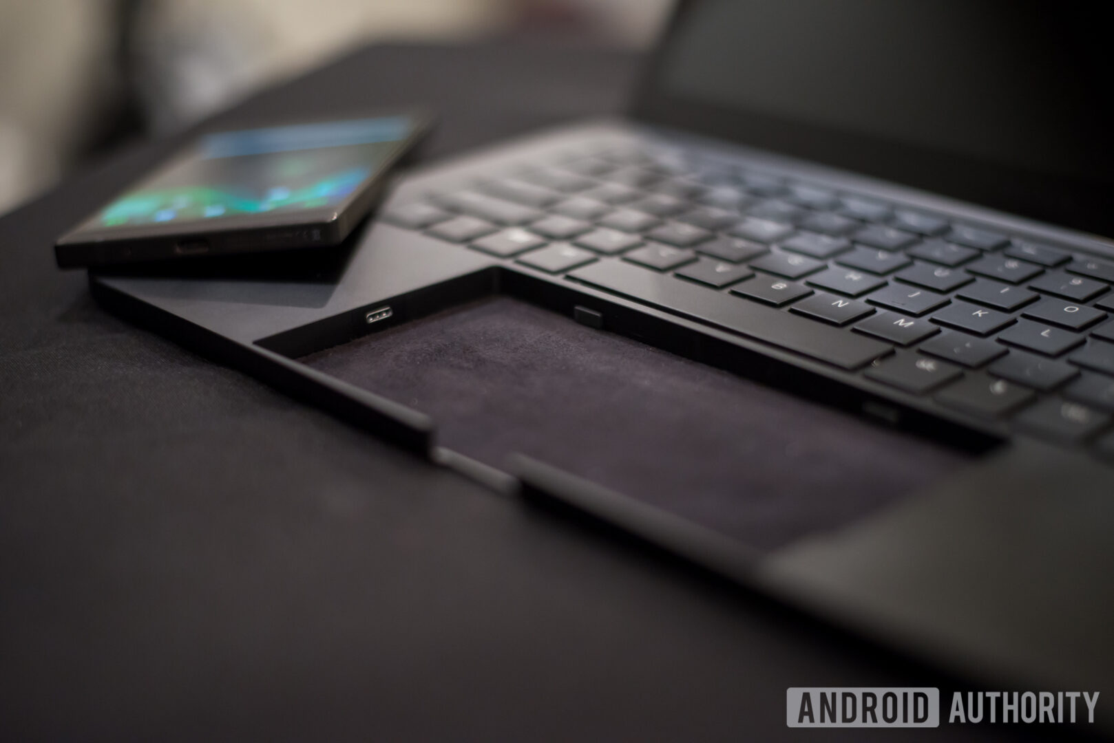 Razer Project Linda hands-on: Your Razer Phone becomes the brain of ...