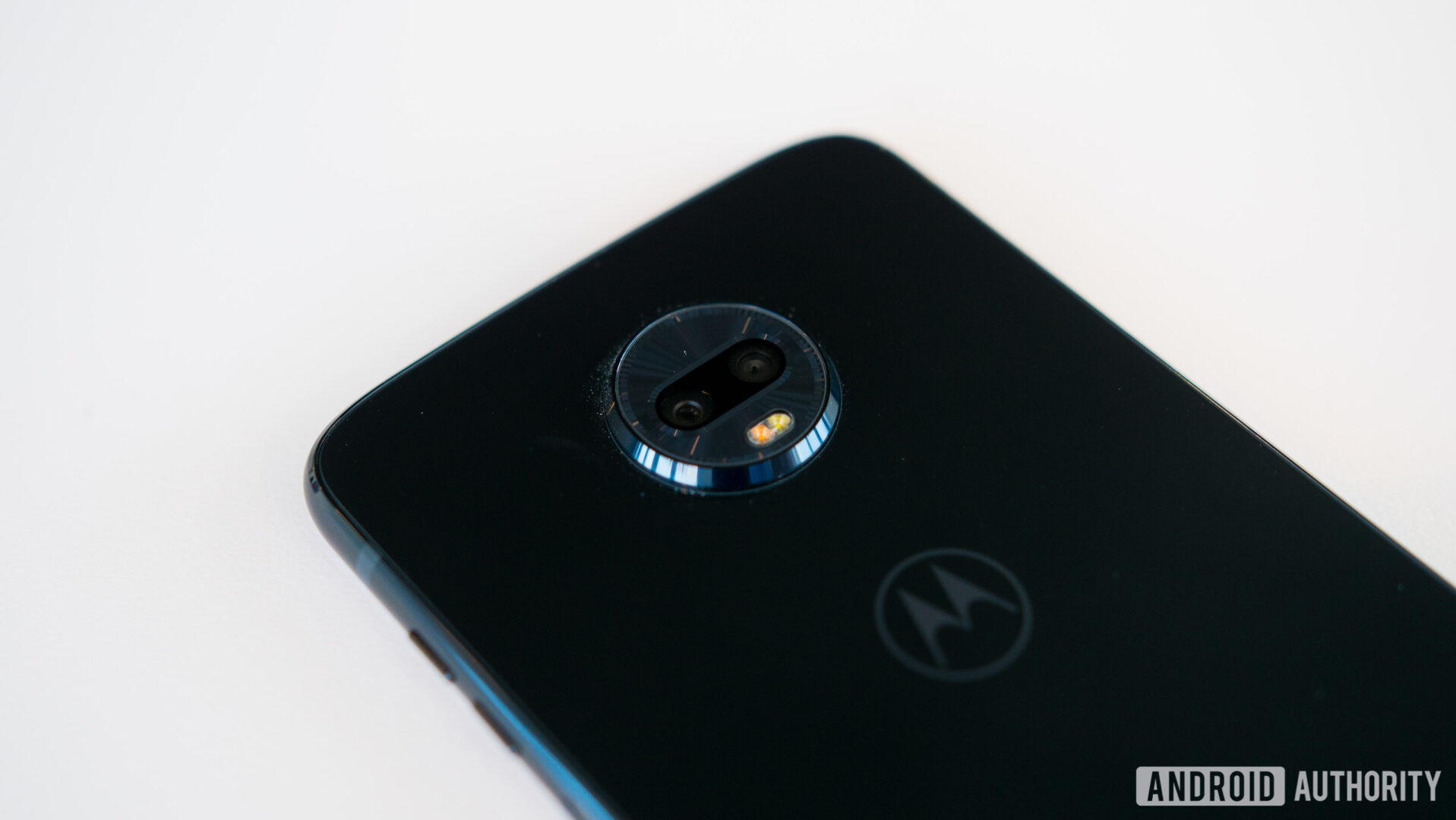 Moto Z3 Play hands-on: Dual cameras meet Moto Mods