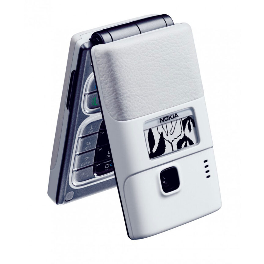 Taking a look at the Motorola Razr V3 on its 14-year anniversary