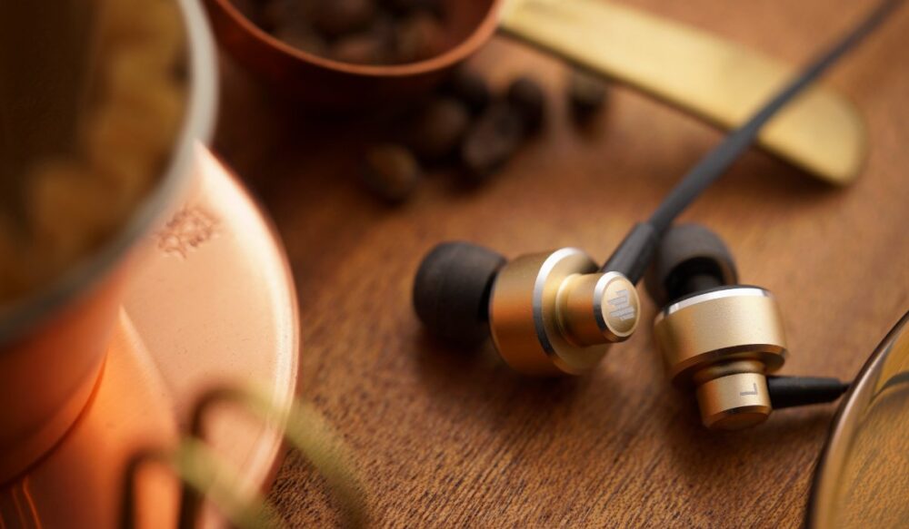 Changer wireless: Earbuds that let you take or give charge to smartphones