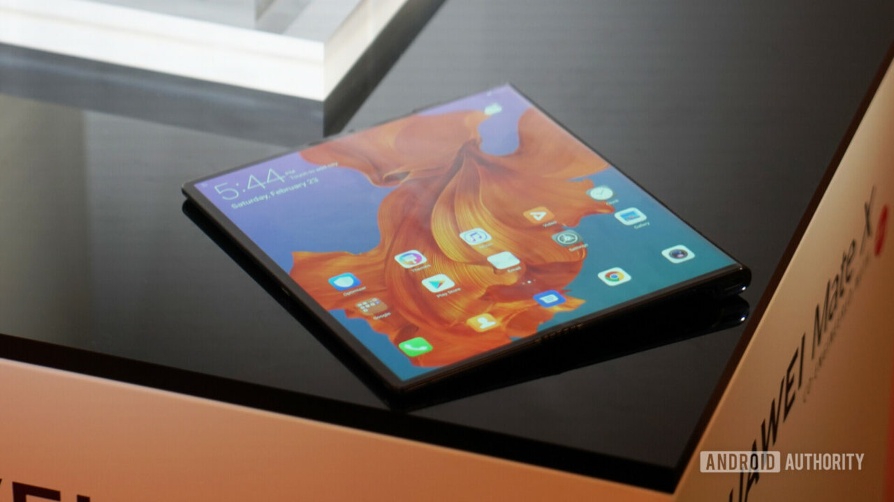 HUAWEI Mate X first look: 5G flexibility in a foldable form factor