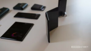 Foldable phones and the return of the clamshell - Android Authority