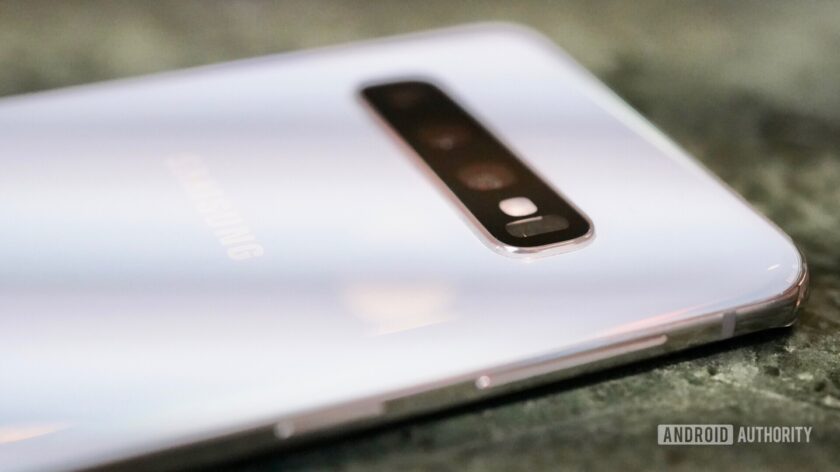 Samsung Galaxy S10 review: Finding the middle ground is hard
