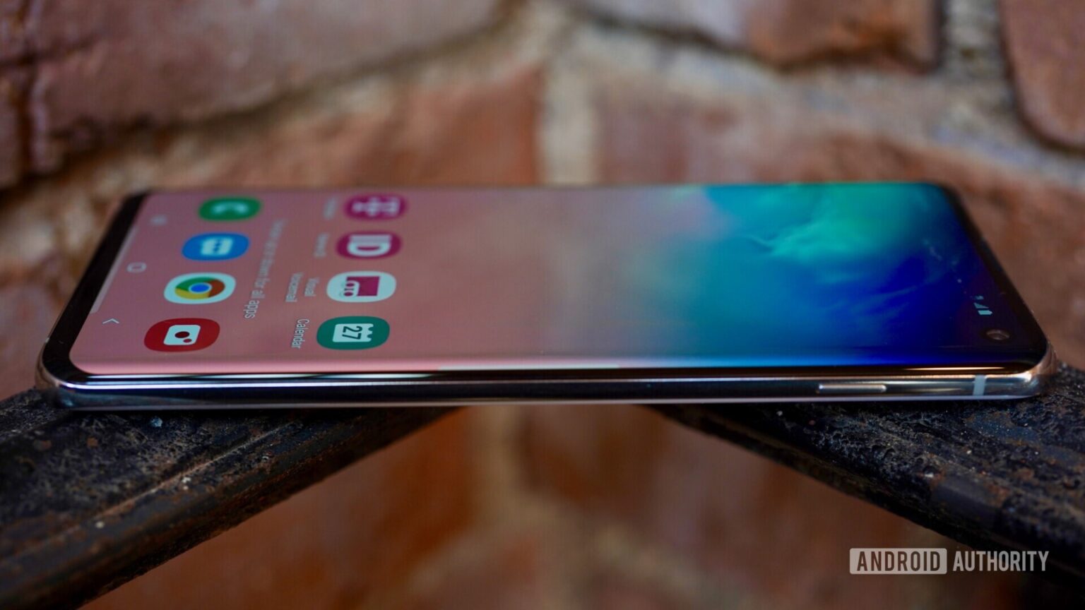 Samsung Galaxy S10 review: Finding the middle ground is hard
