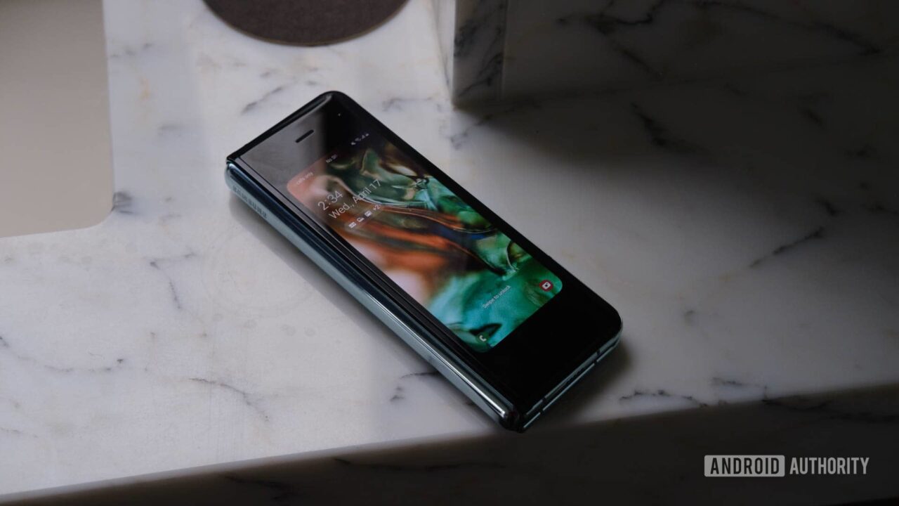 Rumor: Samsung’s next foldable will be a clamshell device