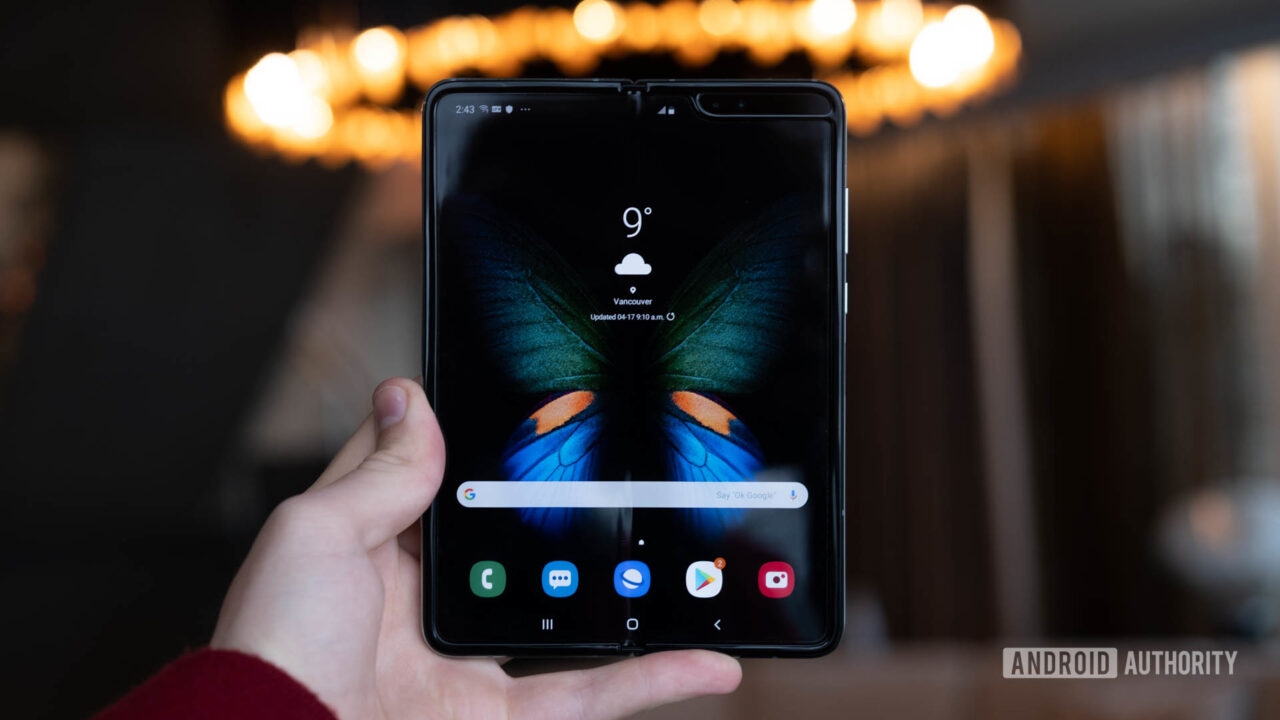 Samsung Galaxy Fold shown off in Samsung's hands-on video