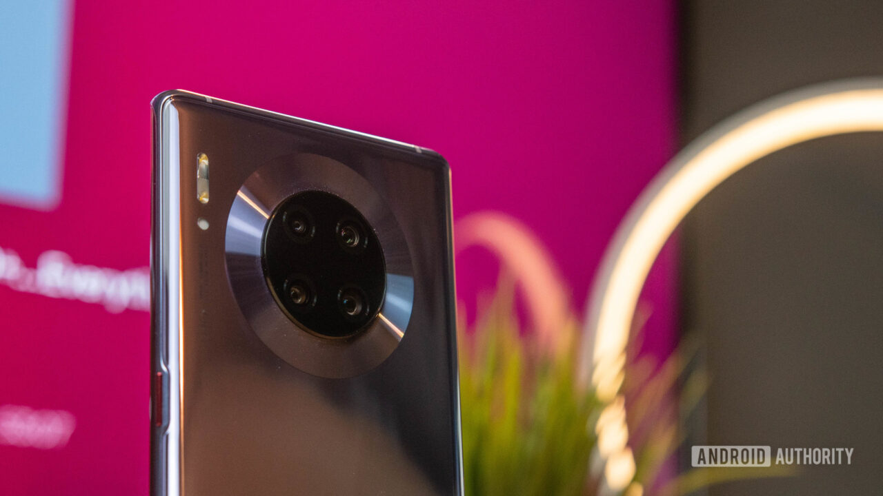 DxoMark crowns best smartphone cameras of the year