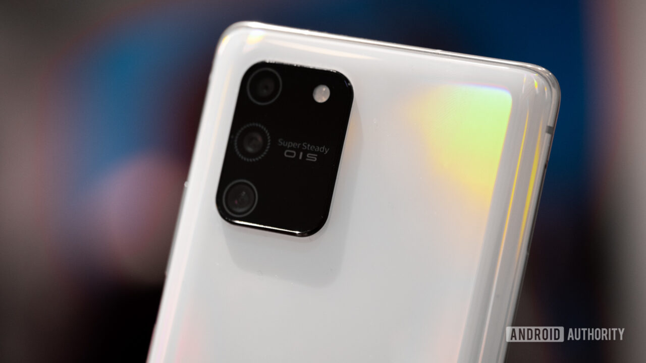 Samsung Galaxy S20 FE renders reveal plastic back, no headphone jack