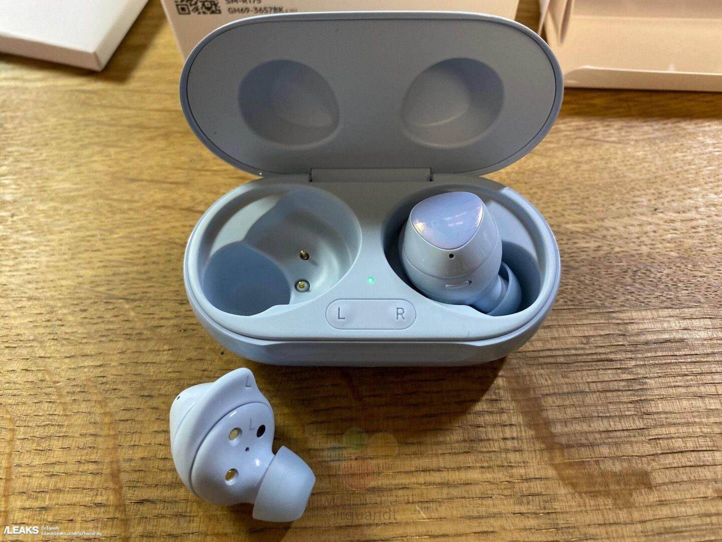 Pictures of the Samsung Galaxy Buds Plus, retail box surface online
