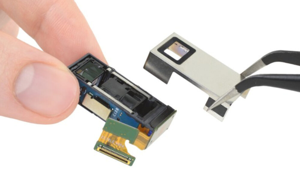 What is a periscope camera lens, and how does it work?