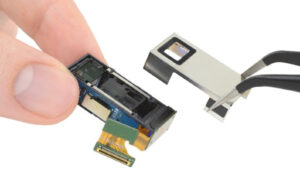 What is a periscope camera lens, and how does it work?