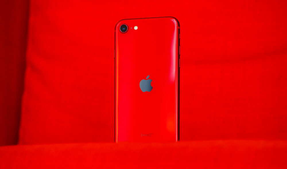 Google Pixel 4a vs iPhone SE: Which is better? - Android Authority