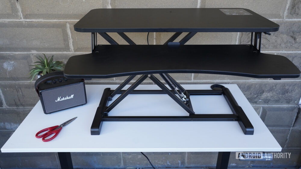 vivo V000K standing desk review: A flexible, piston-driven option
