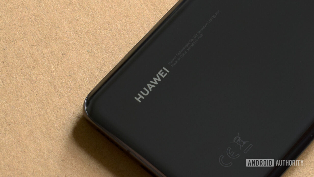 Future HUAWEI phones could sport rear cameras arranged in a cross