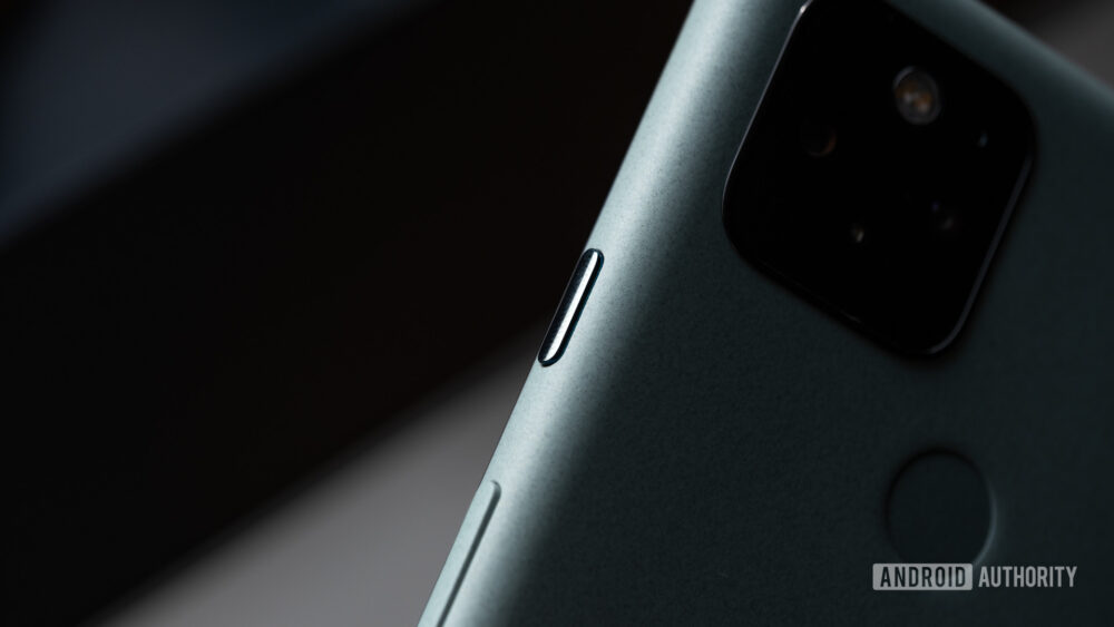 Poll: Which smartphone button placement do you prefer?