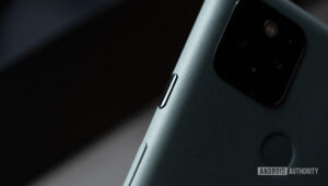 Poll: Which smartphone button placement do you prefer?