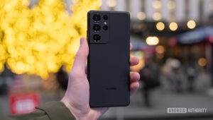 The Galaxy S21 series broke pre-order records in the UK - Android Authority