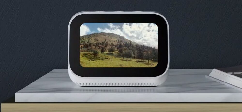 The Xiaomi Mi Smart Clock includes a touchscreen with video support