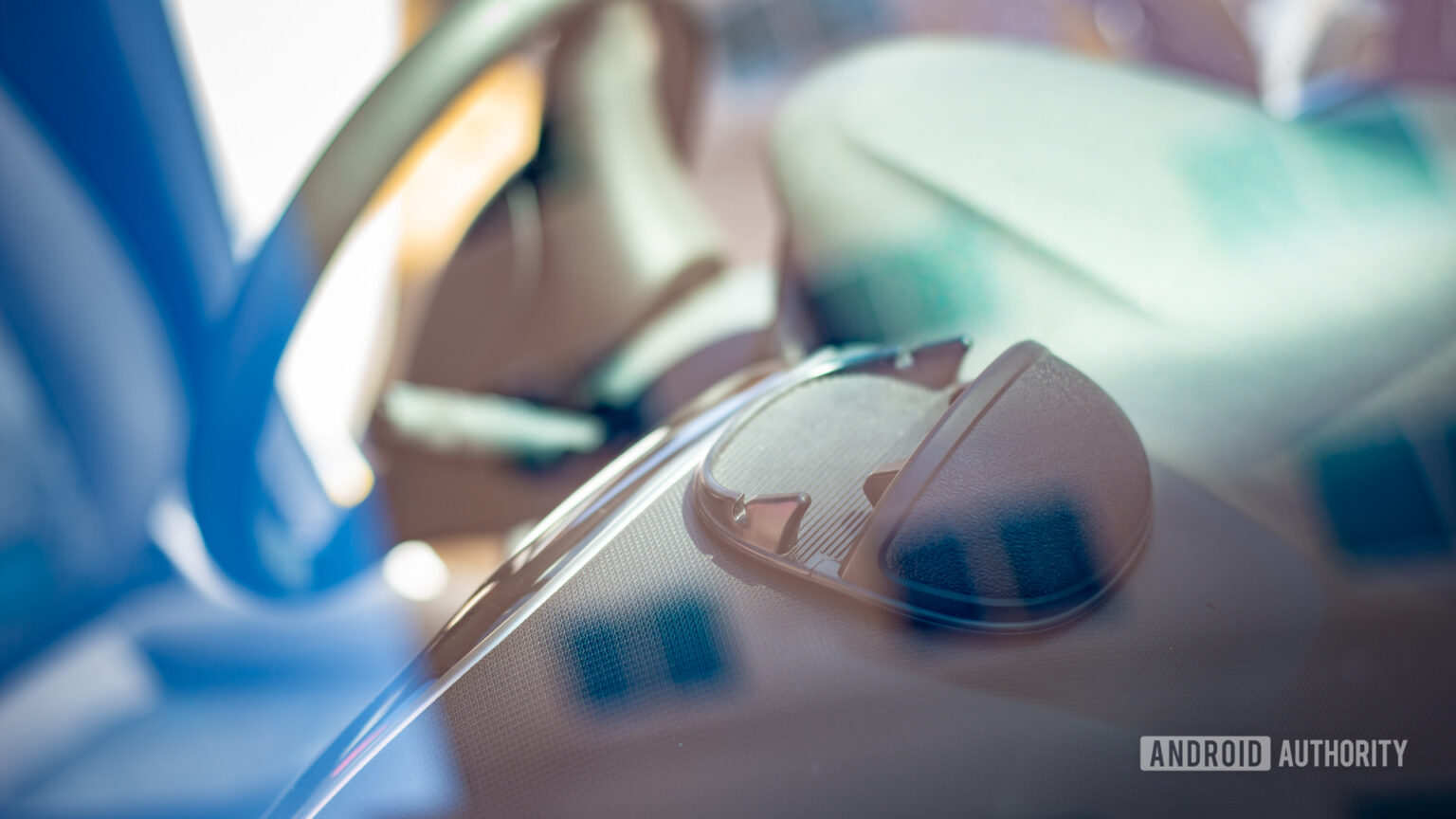 Loncaster Silicone Car Phone Holder review: Resilient and functional