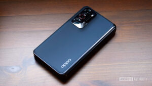 OPPO Find N: Comparison pics show off small size - Android Authority