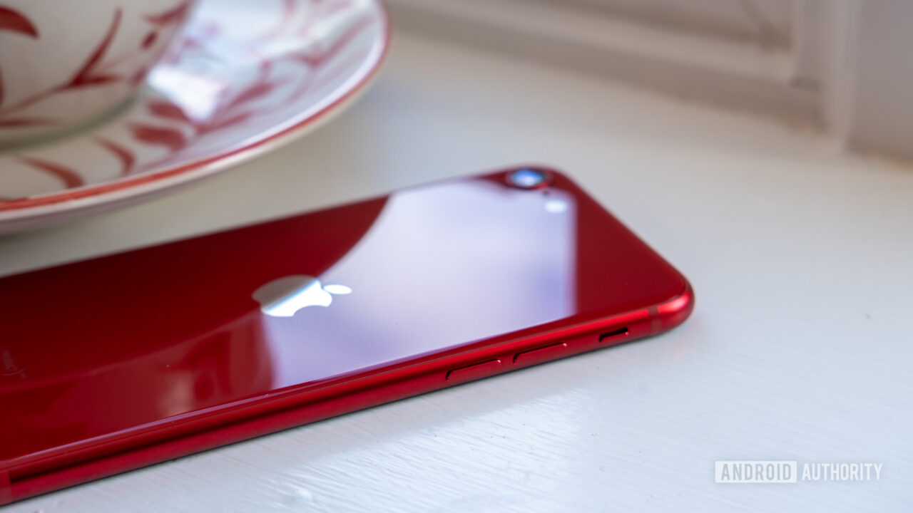 Apple iPhone SE (2022) review: The mind is willing, but the body is weak