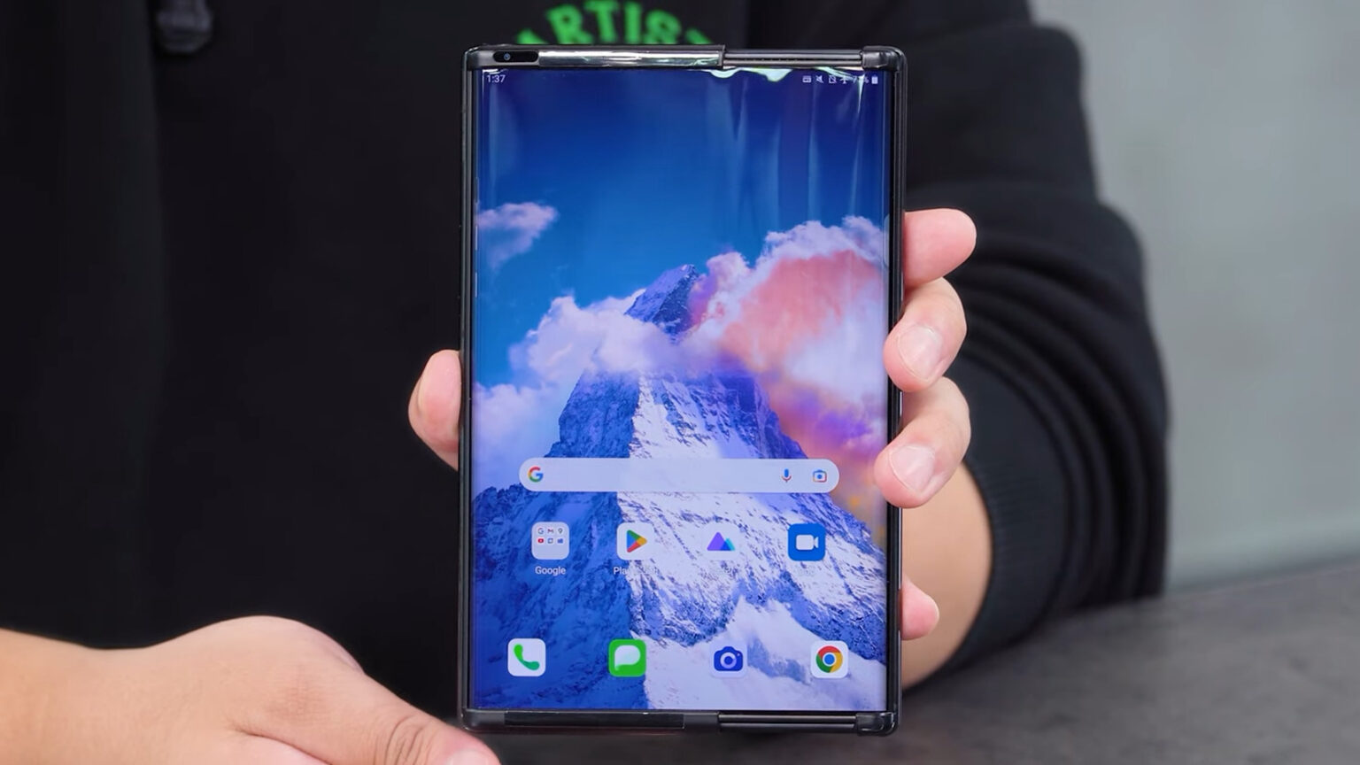 A YouTuber just reviewed the canceled LG rollable phone
