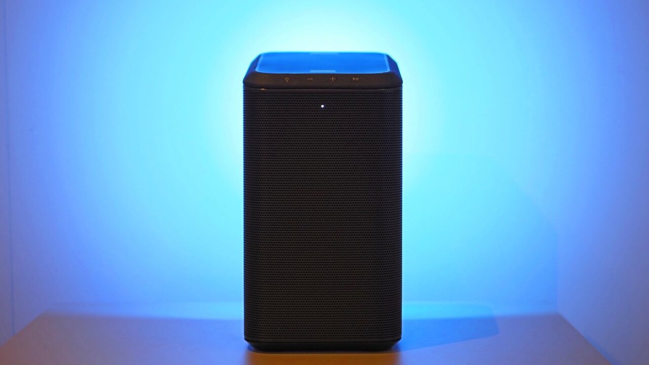 Philips Fidelio FS1: A bookshelf speaker with integrated ambient light