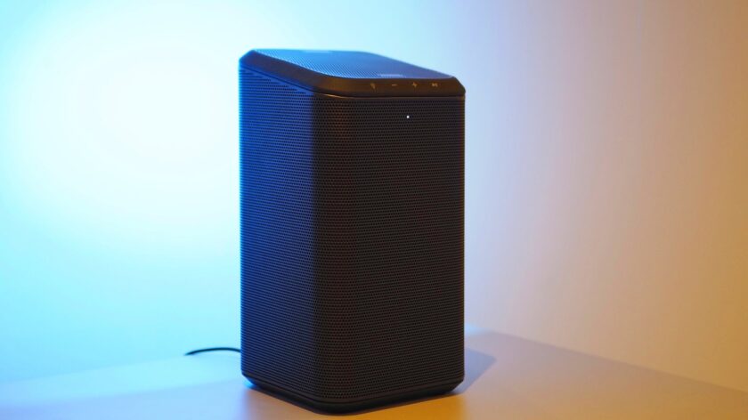 Philips Fidelio FS1: A bookshelf speaker with integrated ambient light