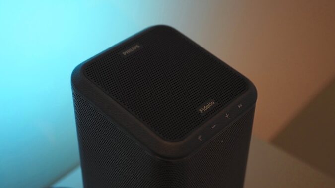 Philips Fidelio FS1: A bookshelf speaker with integrated ambient light