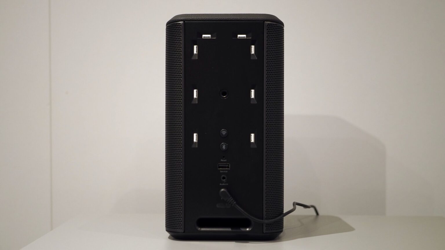 Philips Fidelio FS1: A bookshelf speaker with integrated ambient light