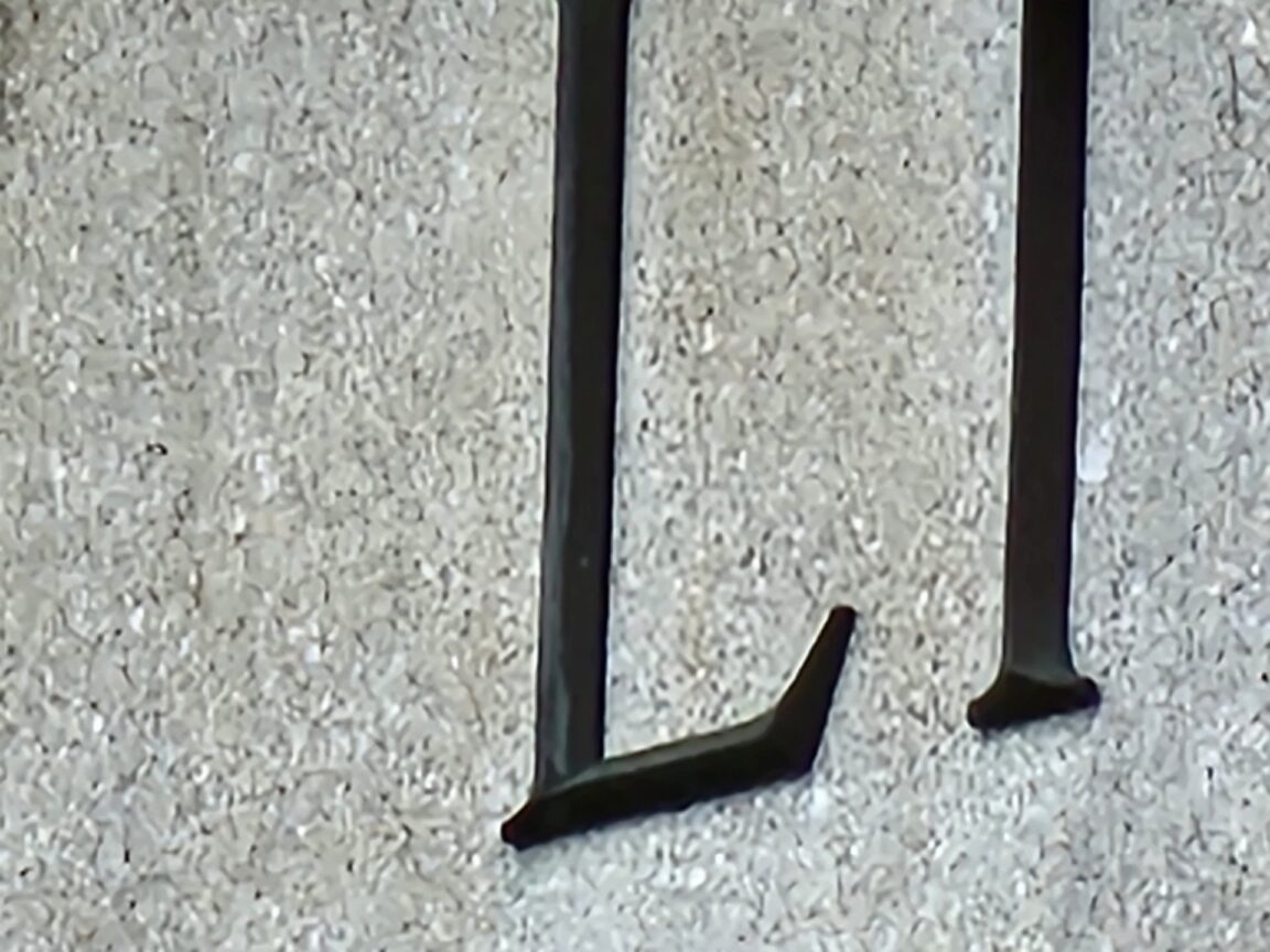 What is a periscope camera lens, and how does it work?