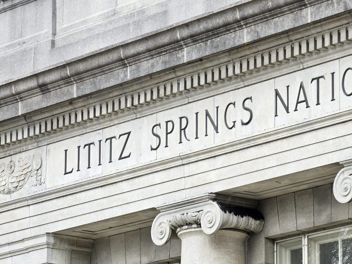 What is a periscope camera lens, and how does it work?