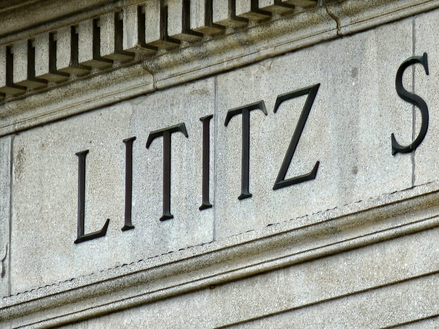 What is a periscope camera lens, and how does it work?