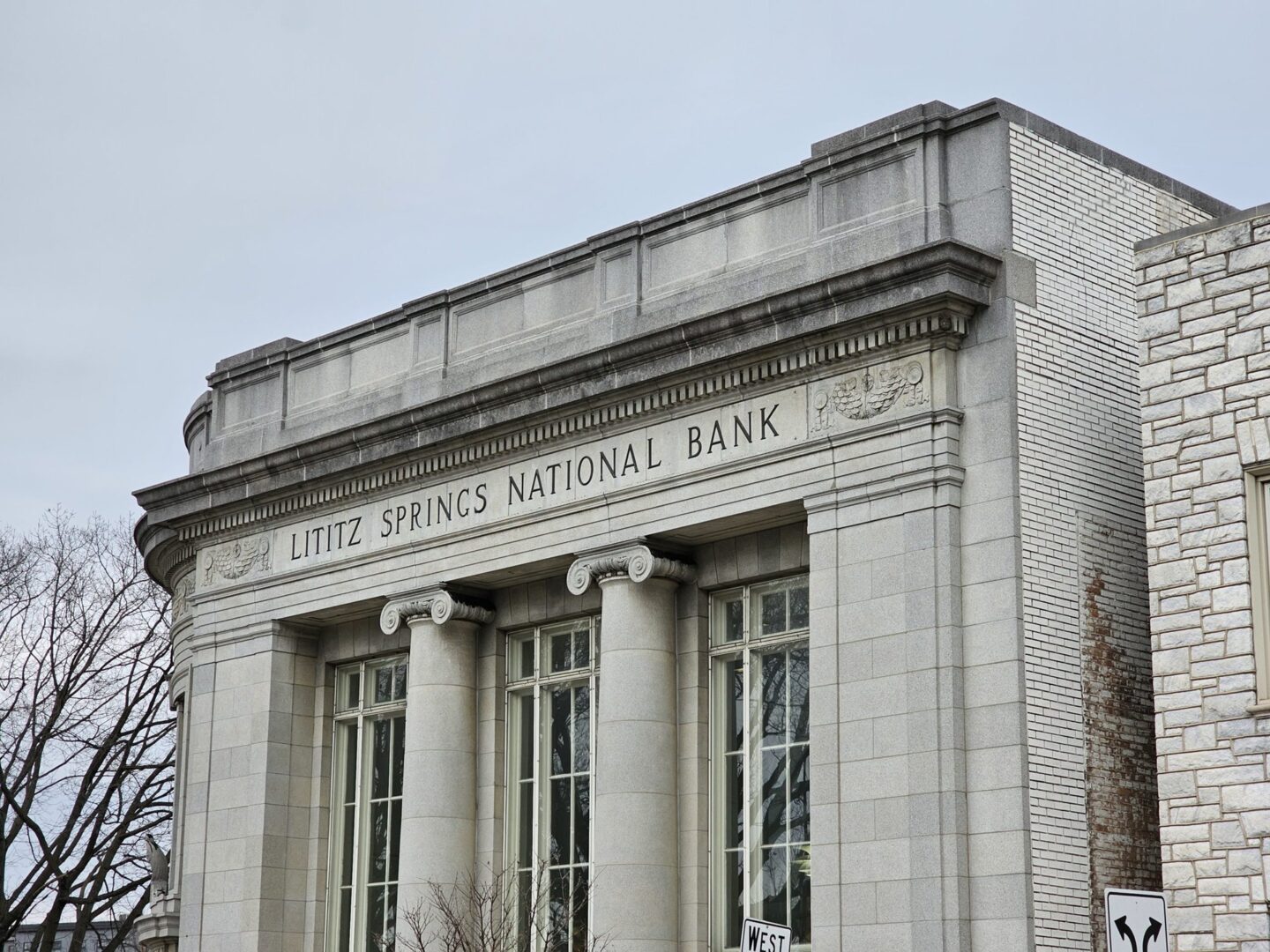 What is a periscope camera lens, and how does it work?