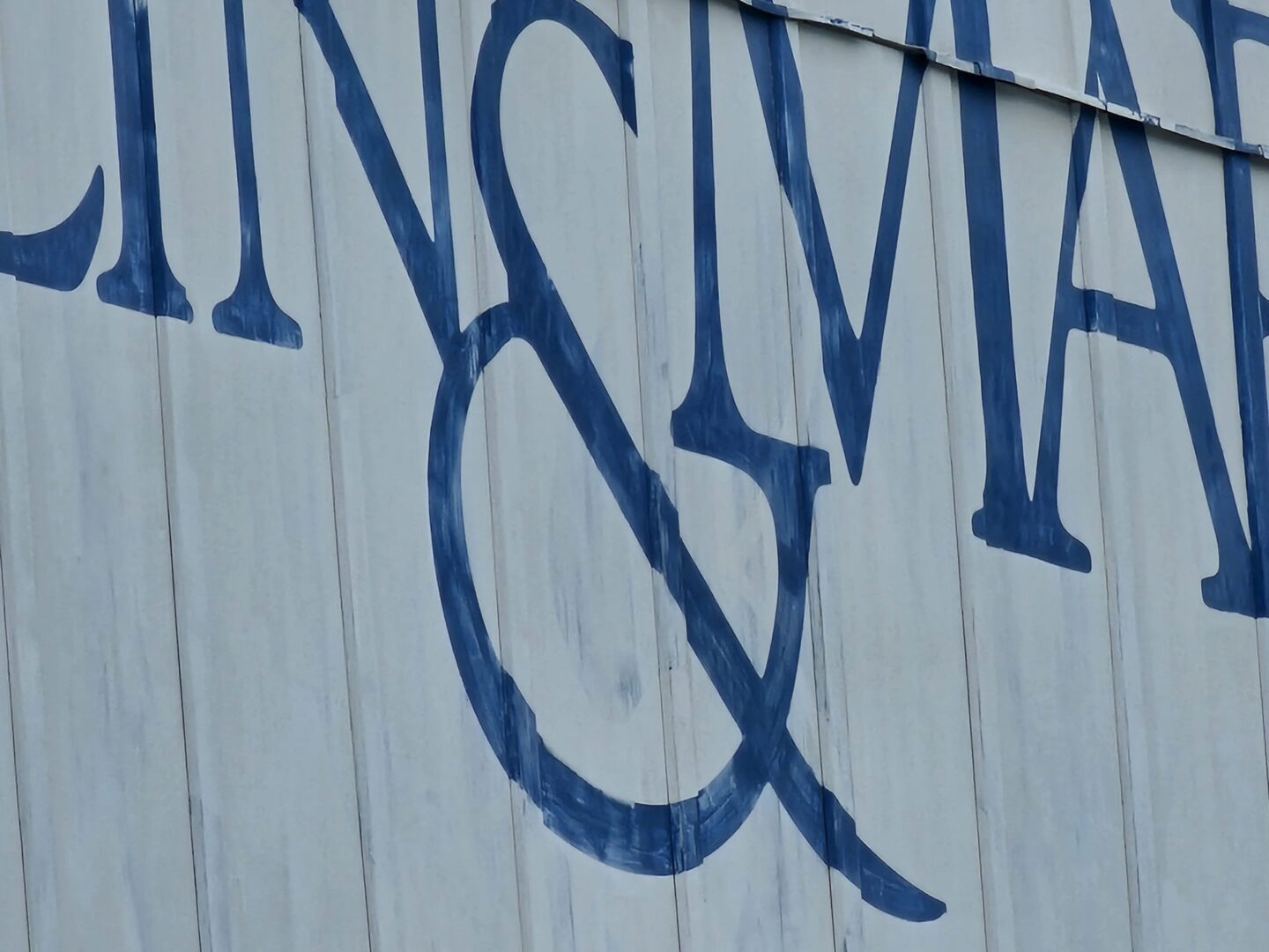 What is a periscope camera lens, and how does it work?