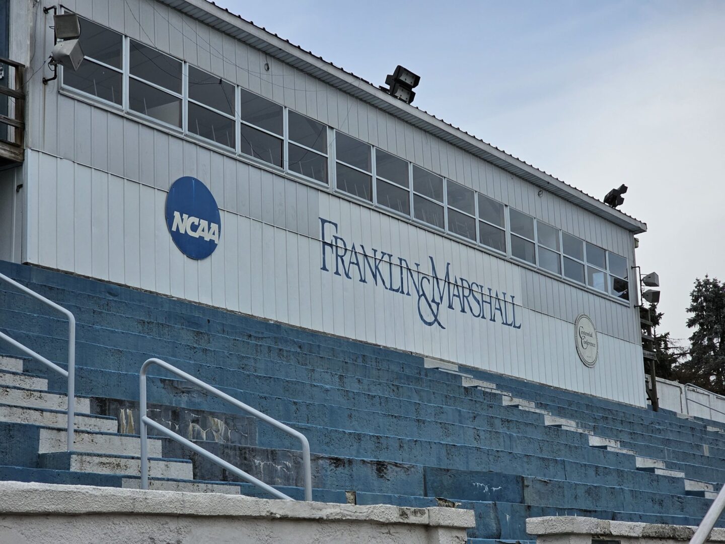 What is a periscope camera lens, and how does it work?